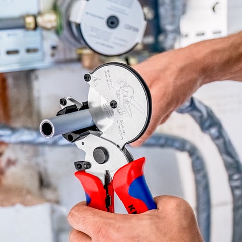 Pipe Cutter For composite and plastic pipes | KNIPEX